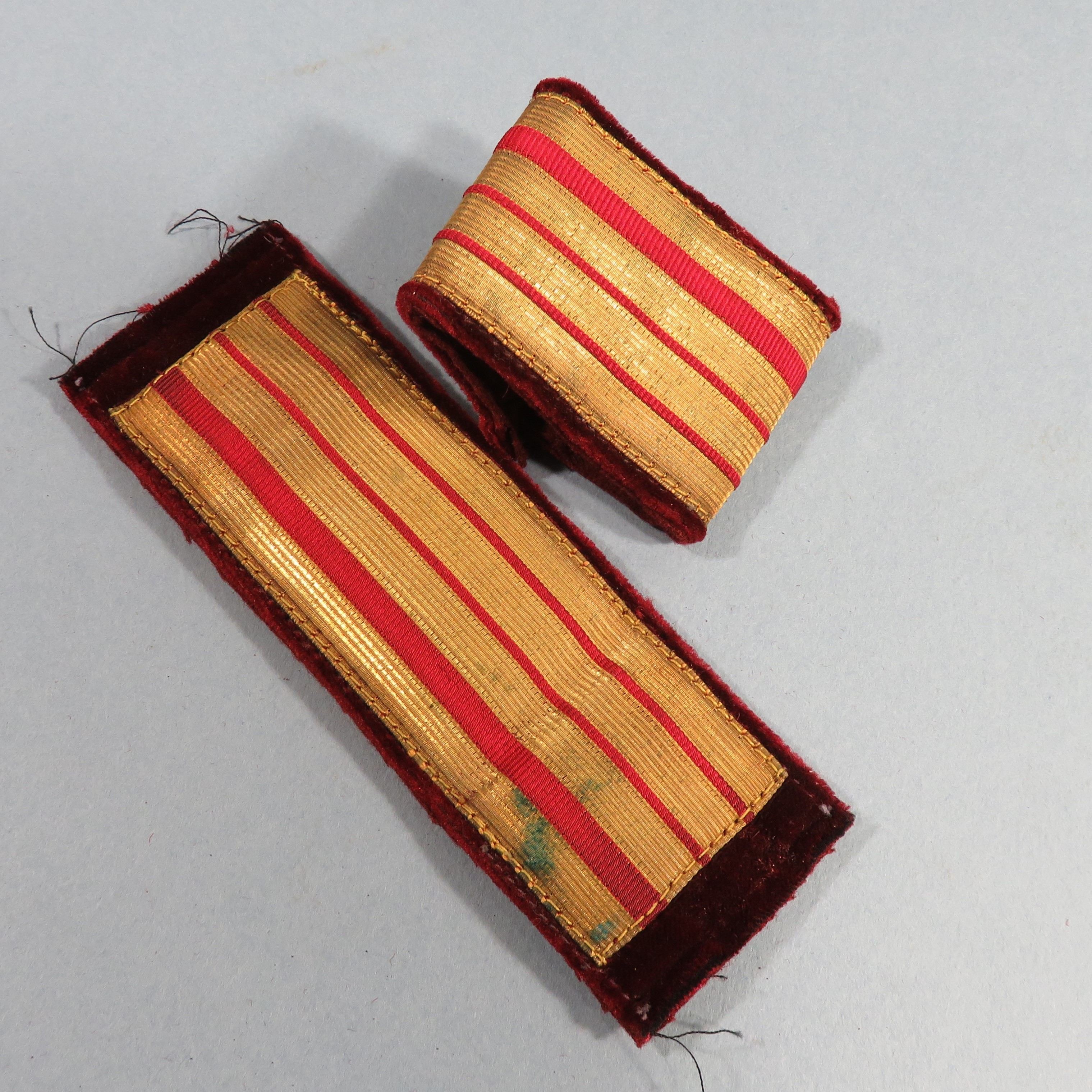 PAIRE DE GRADES D'EPAULETTES D'OFFICIER DU SERVICE DE SANTE MEDECIN ...