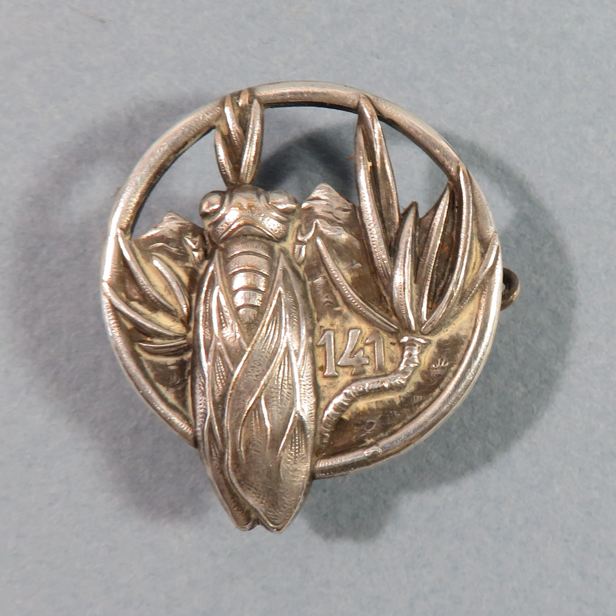 INSIGNE MILITAIRE 141 ème RI REGIMENT D'INFANTERIE FABRICATION 1940 1945 ARTHUS BERTRAND PARIS ...