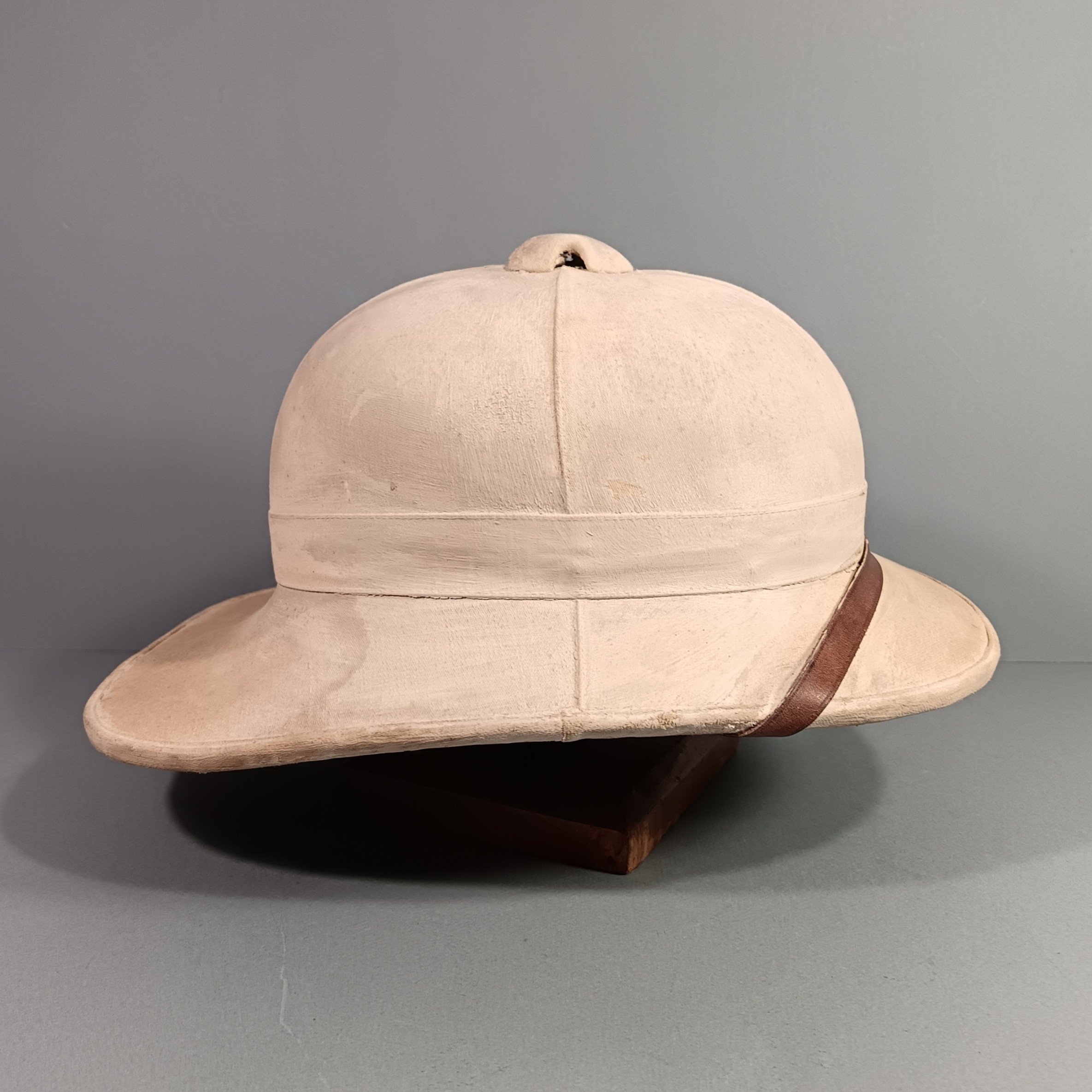 CASQUE COLONIAL EN TOILE BLANCHE ET LIEGE DE TYPE ANGLAIS FABRICATION ...